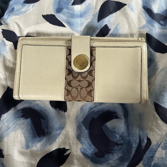 Coach | Bags | Coach Vintage Wallet In Guc Side Cream Colored Leather ...